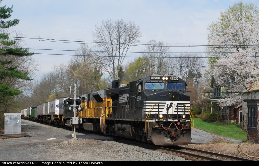 NS 20E is eastbound @ LEHL 48 at 10:10 AM